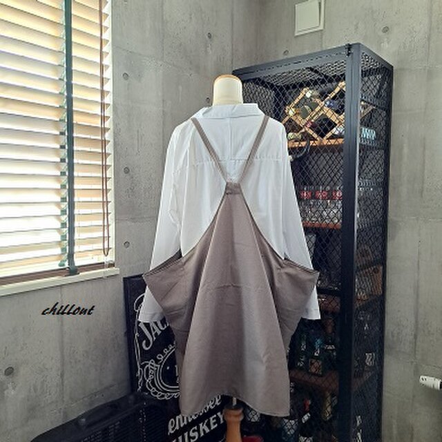 【背中がかわいい】エプロンドレス：チャコール：BILIEVE【0691】 | iichi 日々の暮らしを心地よくするハンドメイドやアンティークのマーケットプレイス