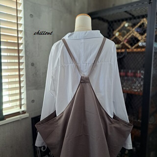 【背中がかわいい】エプロンドレス：チャコール：BILIEVE【0691】 | iichi 日々の暮らしを心地よくするハンドメイドやアンティークのマーケットプレイス