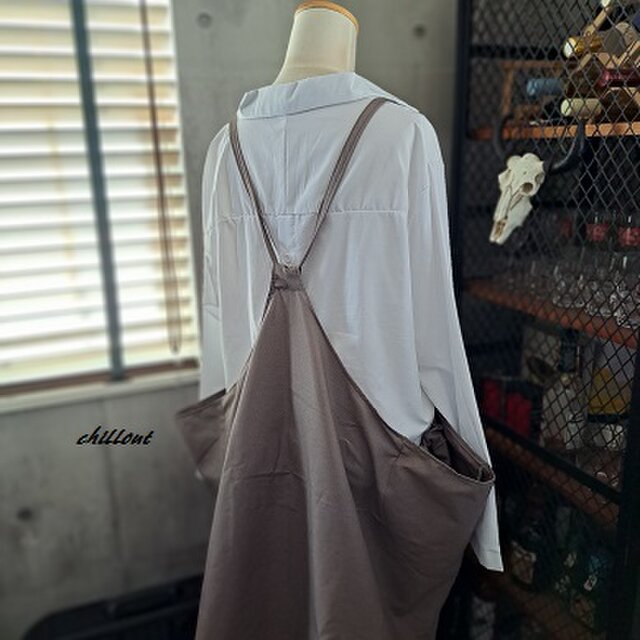 【背中がかわいい】エプロンドレス：チャコール：BILIEVE【0691】 | iichi 日々の暮らしを心地よくするハンドメイドやアンティークのマーケットプレイス