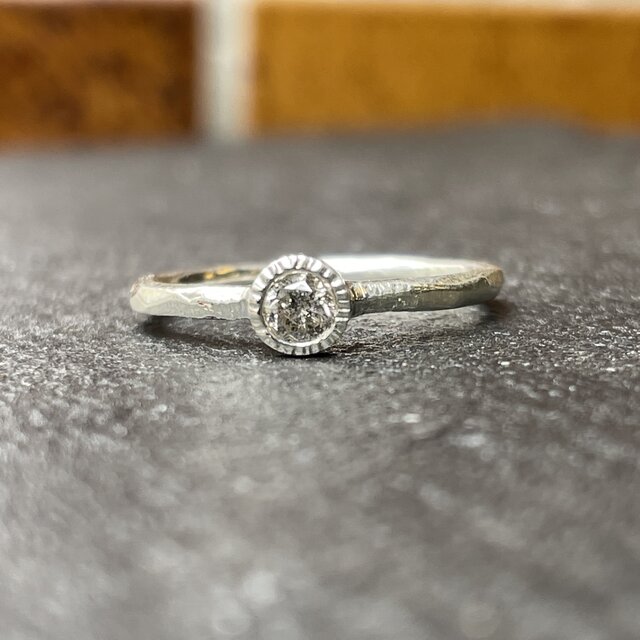 ソルト＆ペッパー グレー ダイヤモンド 0.15ct 3.5㎜ シルバーSV925リング | iichi 日々の暮らしを心地よくするハンドメイドやアンティークのマーケットプレイス