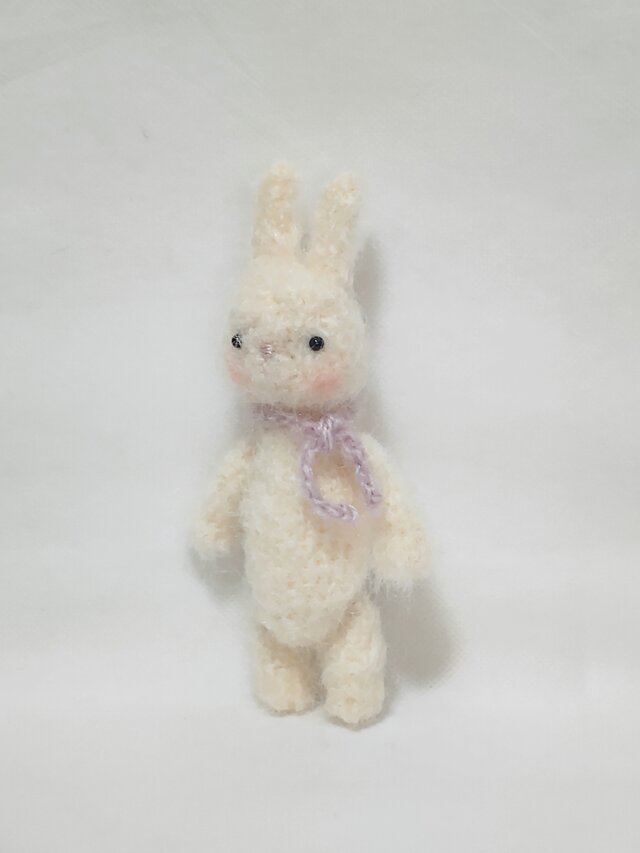 小さな白うさぎ (あみぐるみ) | iichi 日々の暮らしを心地よくするハンドメイドやアンティークのマーケットプレイス