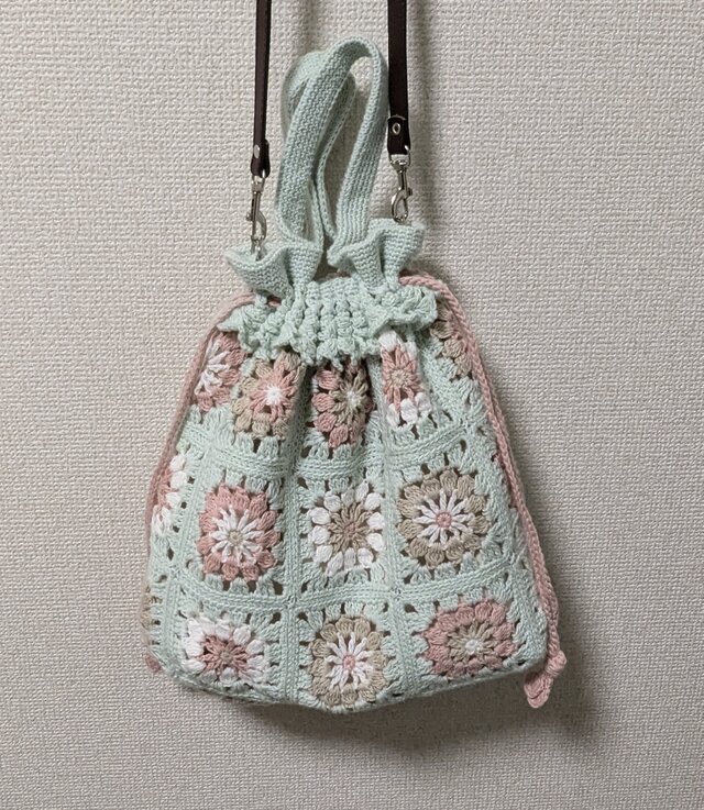 【再々オープン記念価格】 花モチーフの巾着トートバッグ（ショルダーストラップ付き）＋共糸のショルダーストラップのおまけ付 | iichi 日々の暮らしを心地よくするハンドメイドやアンティークの ...