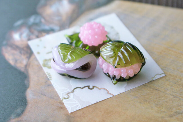 ＊期間限定SALE＊ガラスのミニチュア桜餅セット ★ガラスのミニチュア和菓子店★ | iichi 日々の暮らしを心地よくするハンドメイドやアンティークのマーケットプレイス