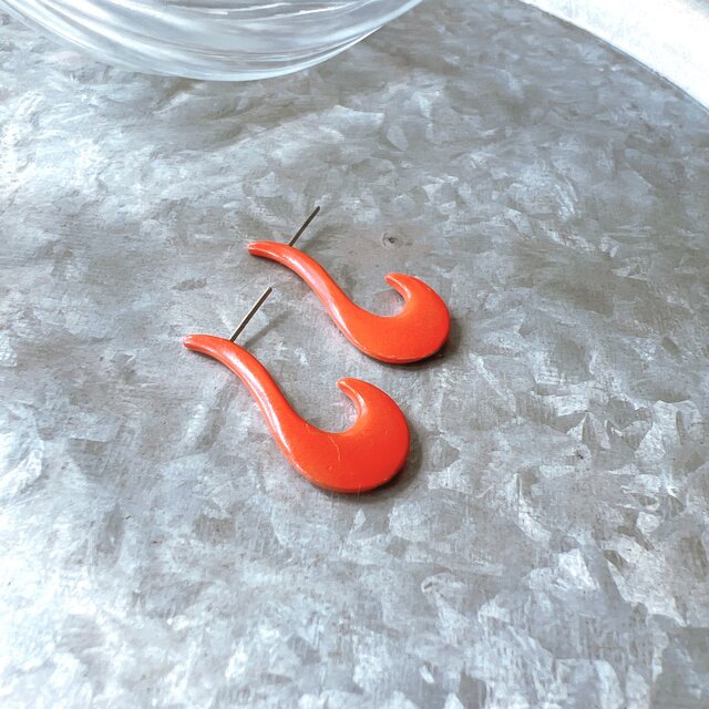 P653-ヴィンテージピアス U.S.A. 1980s Orange Enamel Paint Hook Motif | iichi 日々の暮らしを心地よくするハンドメイドやアンティークの ...