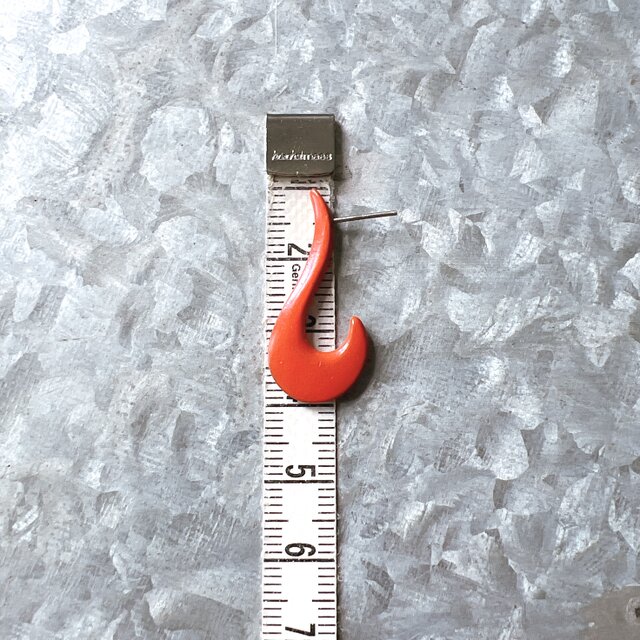 P653-ヴィンテージピアス U.S.A. 1980s Orange Enamel Paint Hook Motif | iichi 日々の暮らしを心地よくするハンドメイドやアンティークの ...