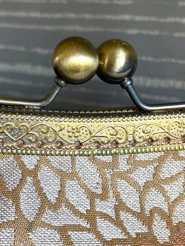 菊花柄名古屋帯の竹の手がま口手提げ | iichi 日々の暮らしを心地よくするハンドメイドやアンティークのマーケットプレイス