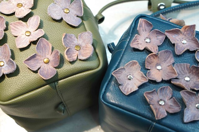 AJISAI-LEATHERフラワー＃MOSSグリーン・キューブポシェット 内装キーホルダー付＊とても軽いです | iichi 日々の暮らしを心地よくするハンドメイドやアンティークのマーケットプレイス