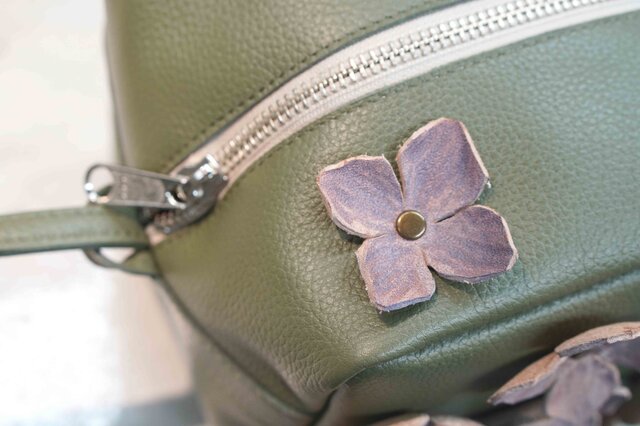 AJISAI-LEATHERフラワー＃MOSSグリーン・キューブポシェット 内装キーホルダー付＊とても軽いです | iichi 日々の暮らしを心地よくするハンドメイドやアンティークのマーケットプレイス