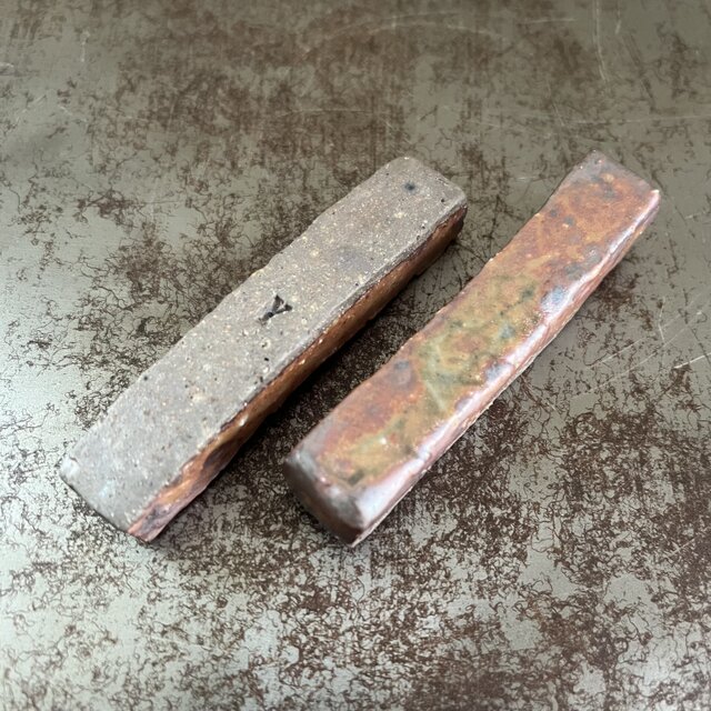 箸置き(カトラリーレスト) 赤土 引っ掻き紋 灰志野釉 L | iichi 日々の暮らしを心地よくするハンドメイドやアンティークのマーケットプレイス