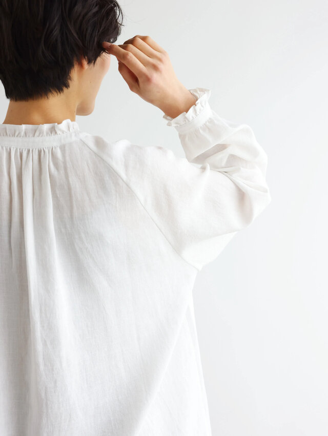 品ありフリルブラウス 長袖ブラウス コットンリネン ホワイト 250418-1 | iichi 日々の暮らしを心地よくするハンドメイドやアンティークのマーケットプレイス