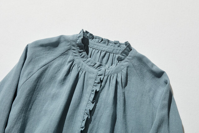 品ありフリルブラウス 長袖ブラウス コットンリネン 灰色がかった青色 250418-2 | iichi 日々の暮らしを心地よくするハンドメイドやアンティークのマーケットプレイス