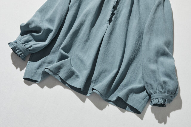 品ありフリルブラウス 長袖ブラウス コットンリネン 灰色がかった青色 250418-2 | iichi 日々の暮らしを心地よくするハンドメイドやアンティークのマーケットプレイス