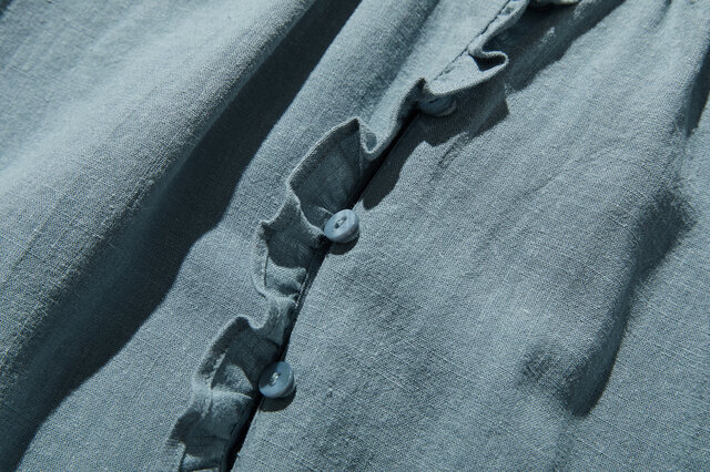 品ありフリルブラウス 長袖ブラウス コットンリネン 灰色がかった青色 250418-2 | iichi 日々の暮らしを心地よくするハンドメイドやアンティークのマーケットプレイス