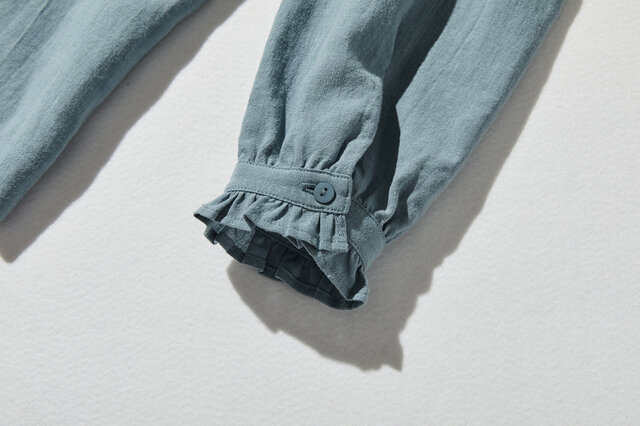 品ありフリルブラウス 長袖ブラウス コットンリネン 灰色がかった青色 250418-2 | iichi 日々の暮らしを心地よくするハンドメイドやアンティークのマーケットプレイス