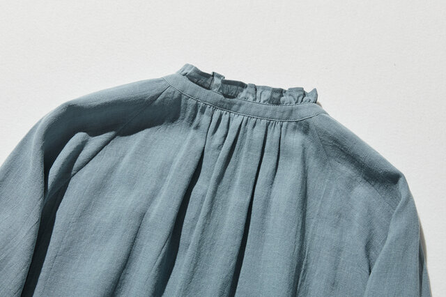 品ありフリルブラウス 長袖ブラウス コットンリネン 灰色がかった青色 250418-2 | iichi 日々の暮らしを心地よくするハンドメイドやアンティークのマーケットプレイス