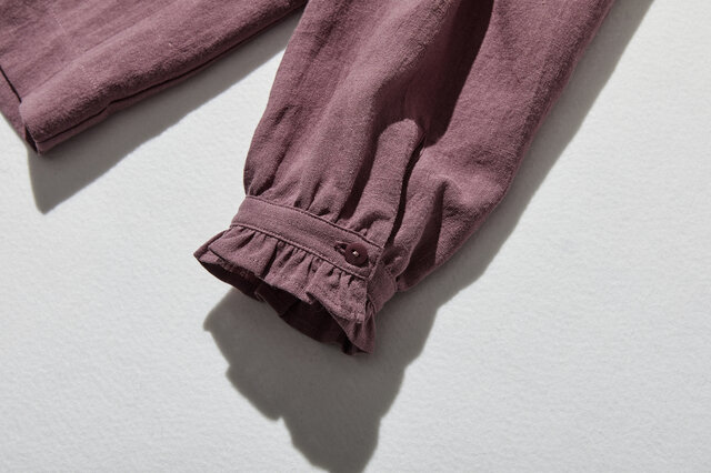 品ありフリルブラウス 長袖ブラウス コットンリネン 暗い灰みの赤系の色 250418-3 | iichi 日々の暮らしを心地よくするハンドメイドやアンティークのマーケットプレイス