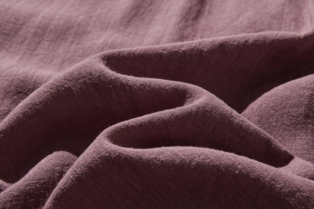 品ありフリルブラウス 長袖ブラウス コットンリネン 暗い灰みの赤系の色 250418-3 | iichi 日々の暮らしを心地よくするハンドメイドやアンティークのマーケットプレイス