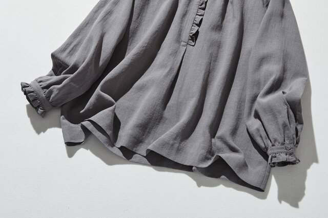 品ありフリルブラウス 長袖ブラウス コットンリネン 灰色 250418-4 | iichi 日々の暮らしを心地よくするハンドメイドやアンティークのマーケットプレイス