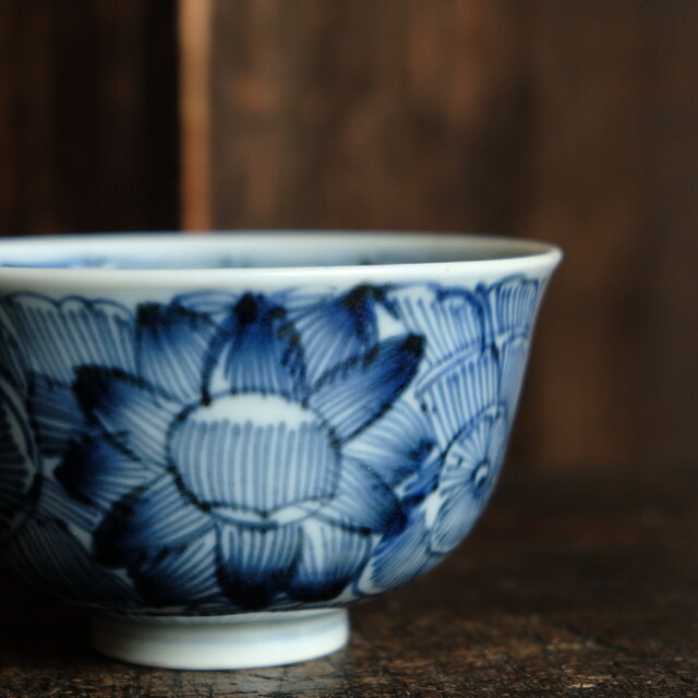 豪快な線描きの文様 瀬戸焼 花文線描き染付碗 骨董・antiques 古道具 暮らしに。幕末〜明治期【ニュー有り】 | iichi 日々の暮らしを心地よくするハンドメイドやアンティークの ...