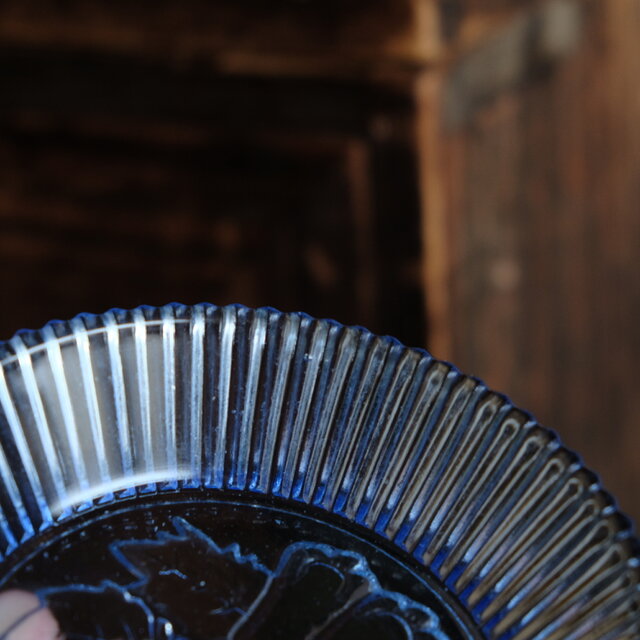 葡萄とリーフ ギザギザの縁。プレスガラス小皿 昭和初期〜中期 古道具 古民家 骨董/antiques | iichi 日々の暮らしを心地よくするハンドメイドやアンティークのマーケットプレイス