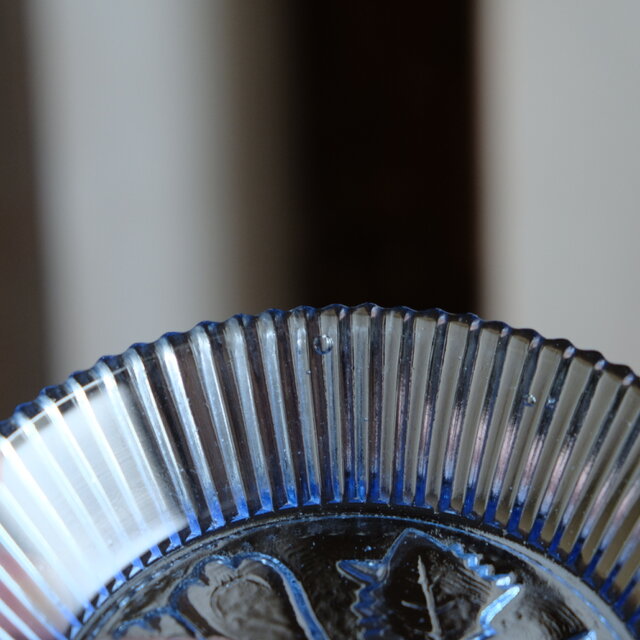 葡萄とリーフ ギザギザの縁。プレスガラス小皿 昭和初期〜中期 古道具 古民家 骨董/antiques | iichi 日々の暮らしを心地よくするハンドメイドやアンティークのマーケットプレイス