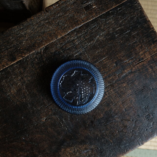 葡萄とリーフ ギザギザの縁。プレスガラス小皿 昭和初期〜中期 古道具 古民家 骨董/antiques | iichi 日々の暮らしを心地よくするハンドメイドやアンティークのマーケットプレイス