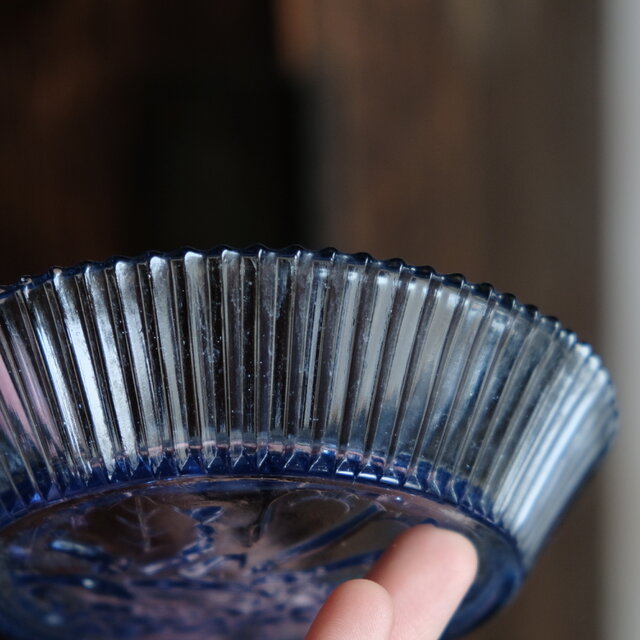 葡萄とリーフ ギザギザの縁。プレスガラス小皿 昭和初期〜中期 古道具 古民家 骨董/antiques | iichi 日々の暮らしを心地よくするハンドメイドやアンティークのマーケットプレイス