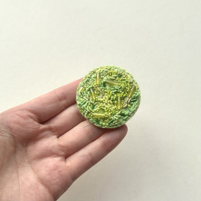 spring green salad 春のグリーンサラダ 刺繍丸ブローチ | iichi 日々の暮らしを心地よくするハンドメイドやアンティークのマーケットプレイス