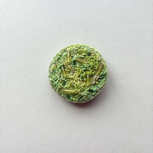 spring green salad 春のグリーンサラダ 刺繍丸ブローチ | iichi 日々の暮らしを心地よくするハンドメイドやアンティークのマーケットプレイス