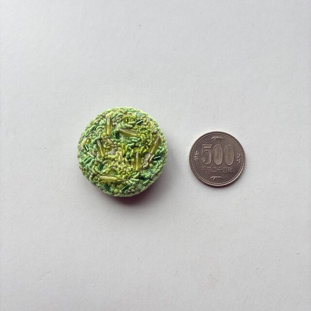 spring green salad 春のグリーンサラダ 刺繍丸ブローチ | iichi 日々の暮らしを心地よくするハンドメイドやアンティークのマーケットプレイス