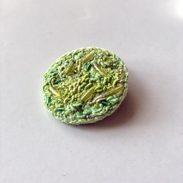 spring green salad 春のグリーンサラダ 刺繍丸ブローチ | iichi 日々の暮らしを心地よくするハンドメイドやアンティークのマーケットプレイス