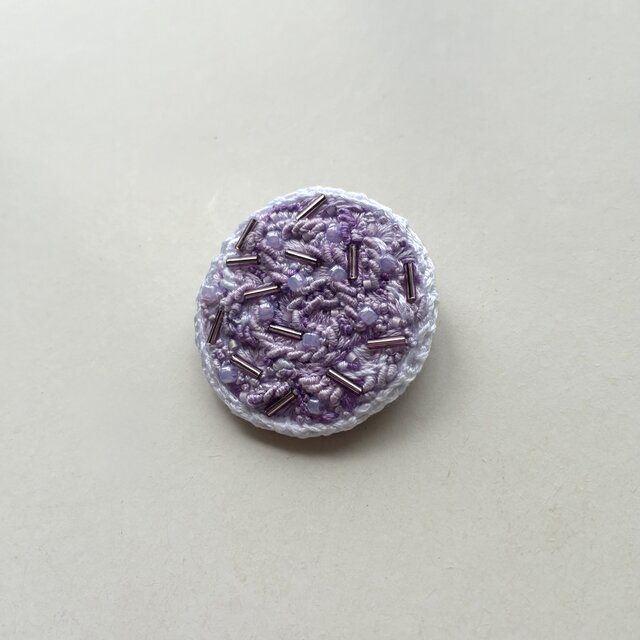 sumire すみれ 刺繍丸ブローチ | iichi 日々の暮らしを心地よくするハンドメイドやアンティークのマーケットプレイス