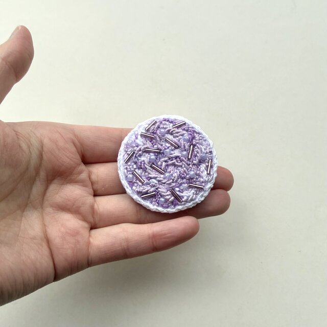 sumire すみれ 刺繍丸ブローチ | iichi 日々の暮らしを心地よくするハンドメイドやアンティークのマーケットプレイス