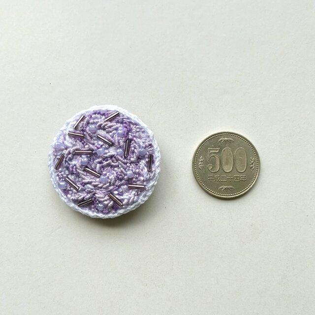 sumire すみれ 刺繍丸ブローチ | iichi 日々の暮らしを心地よくするハンドメイドやアンティークのマーケットプレイス