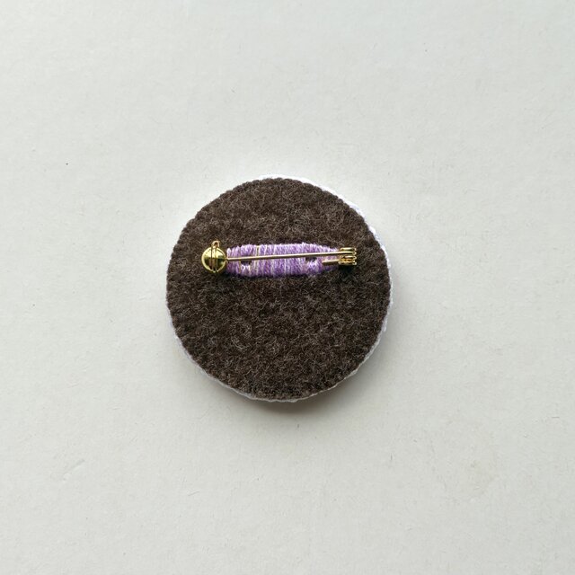 sumire すみれ 刺繍丸ブローチ | iichi 日々の暮らしを心地よくするハンドメイドやアンティークのマーケットプレイス