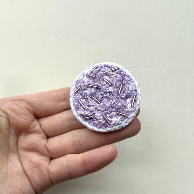 sumire すみれ 刺繍丸ブローチ | iichi 日々の暮らしを心地よくするハンドメイドやアンティークのマーケットプレイス