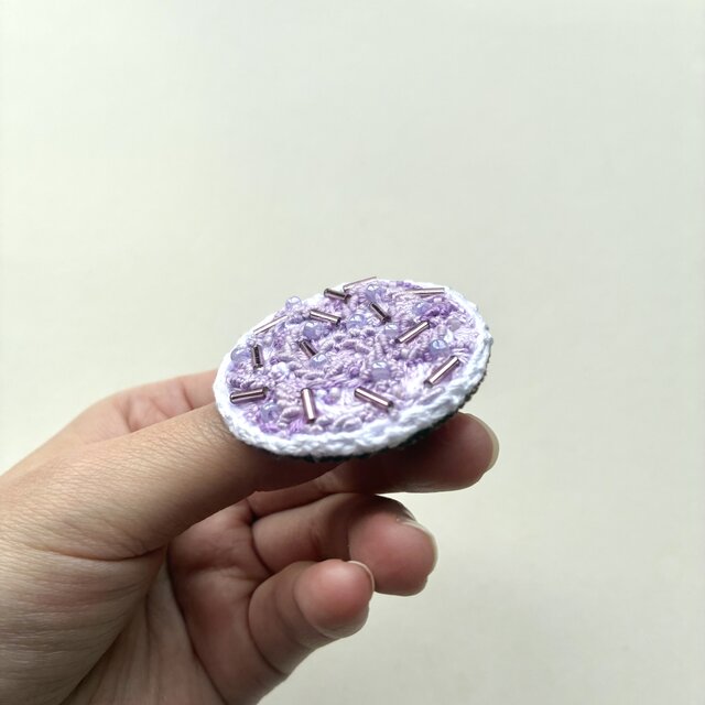 sumire すみれ 刺繍丸ブローチ | iichi 日々の暮らしを心地よくするハンドメイドやアンティークのマーケットプレイス