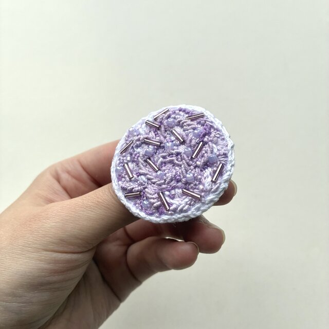 sumire すみれ 刺繍丸ブローチ | iichi 日々の暮らしを心地よくするハンドメイドやアンティークのマーケットプレイス