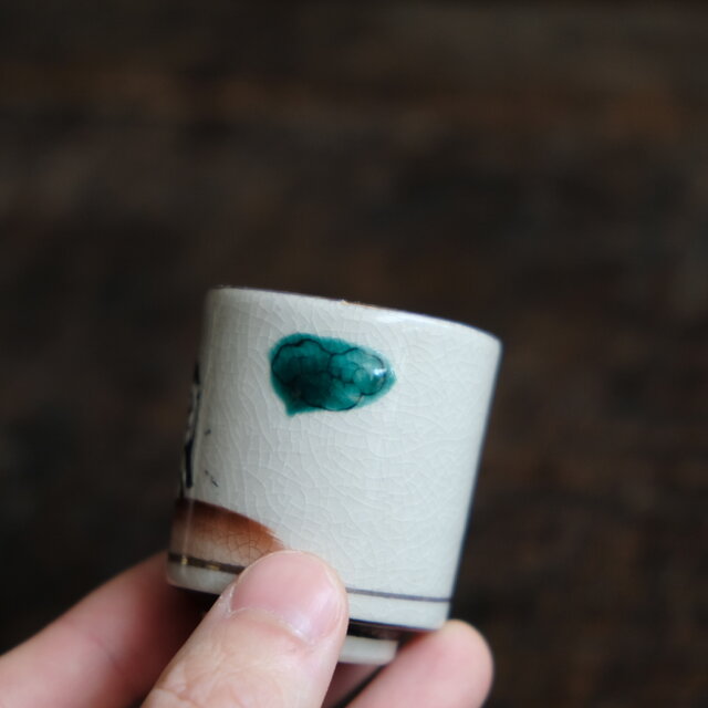 静止する牛と緑の雲（丑） 九谷焼 色絵金彩覗き猪口 昭和レトロ 干支 酒器 コレクション 古民家 古道具 b3 | iichi 日々の暮らしを心地よくするハンドメイドやアンティークのマーケットプレイス