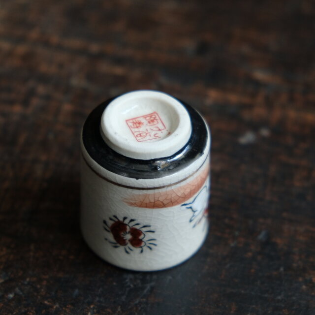 駆けっこする2匹の兎と赤い花（卯） 九谷焼 色絵金彩覗き猪口 昭和レトロ 干支 酒器 コレクション 古民家 古道具 b3 | iichi 日々の暮らしを心地よくするハンドメイドやアンティークの ...