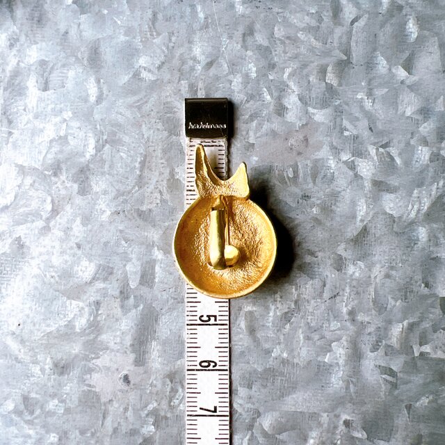 Y1112-ヴィンテージイヤリング U.S.A. Matte Gold Tone Ivory Enamel Paint | iichi 日々の暮らしを心地よくするハンドメイドやアンティークの ...