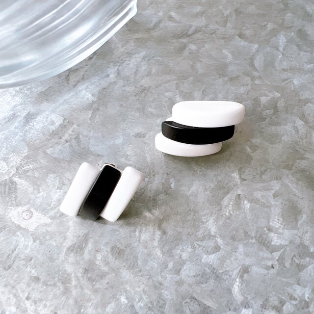 PA101-【 AVON 】エイボン・ヴィンテージピアス " Spectator " black and white | iichi 日々の暮らしを心地よくするハンドメイドやアンティークの ...