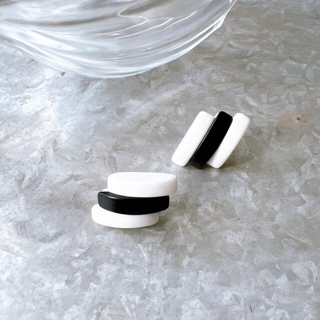 PA101-【 AVON 】エイボン・ヴィンテージピアス " Spectator " black and white | iichi 日々の暮らしを心地よくするハンドメイドやアンティークの ...