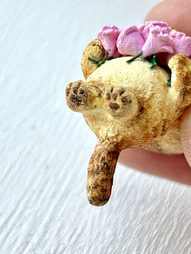 花束猫さん・カーネーション(キジトラ) | iichi 日々の暮らしを心地よくするハンドメイドやアンティークのマーケットプレイス