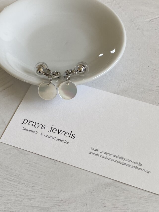 ソフトタッチ痛みなくしっかりとホールドのイヤリング！MOPラウンドプレート・ディスクサークルデザインシルバーカラー | iichi 日々の暮らしを心地よくするハンドメイドやアンティークの ...