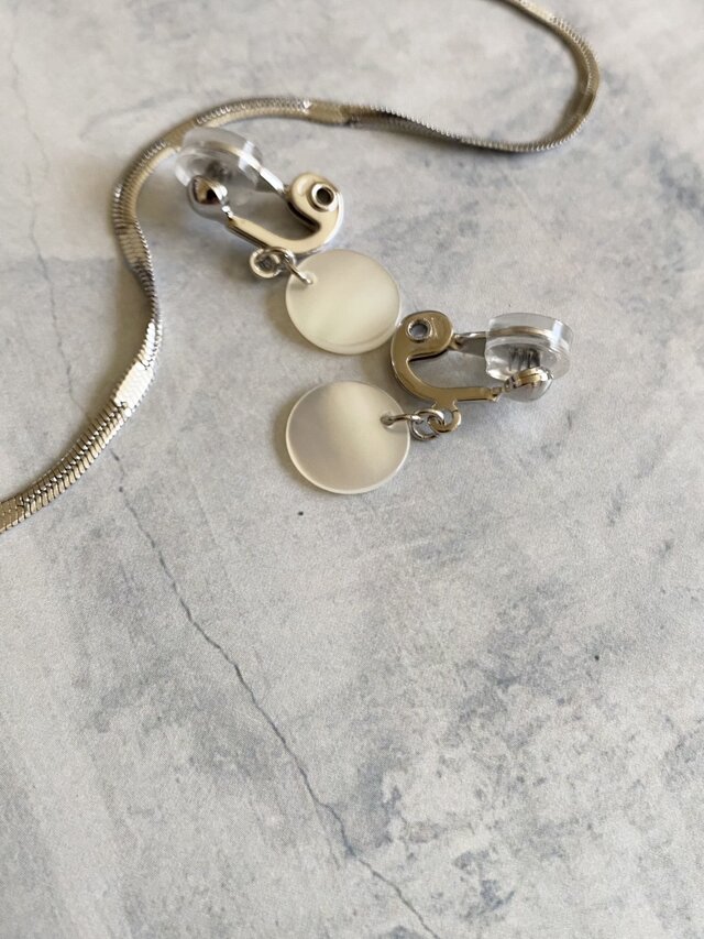 ソフトタッチ痛みなくしっかりとホールドのイヤリング！MOPラウンドプレート・ディスクサークルデザインシルバーカラー | iichi 日々の暮らしを心地よくするハンドメイドやアンティークの ...