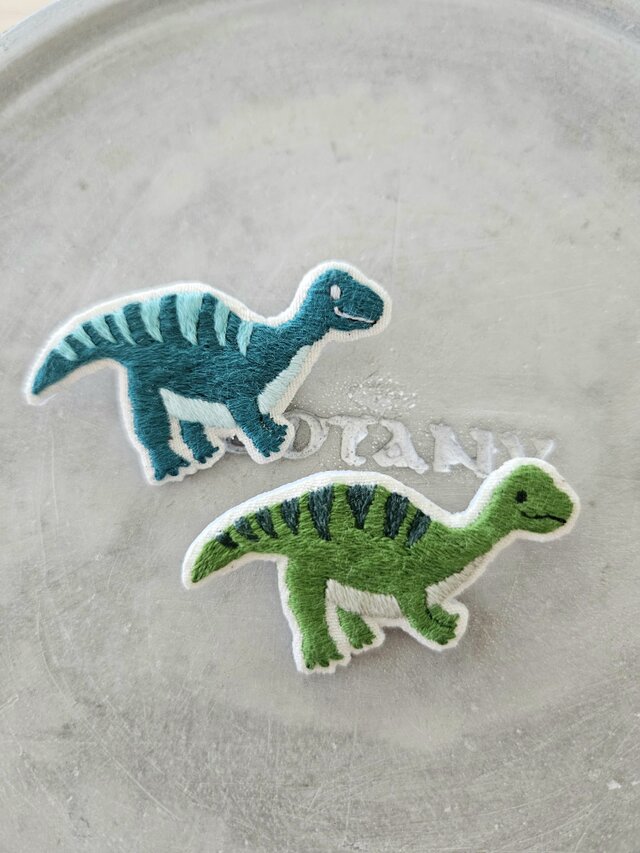 イグアノドン刺繍ブローチ(A) | iichi 日々の暮らしを心地よくするハンドメイドやアンティークのマーケットプレイス