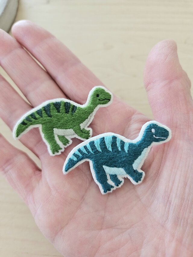 イグアノドン刺繍ブローチ(A) | iichi 日々の暮らしを心地よくするハンドメイドやアンティークのマーケットプレイス