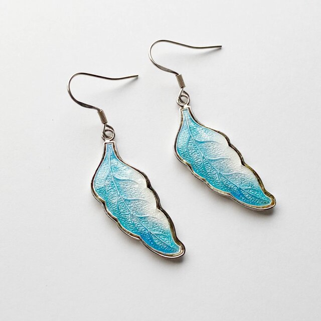 羽根 【Sky Blue】七宝焼イヤリング・ピアス 純銀胎七宝 | iichi 日々の暮らしを心地よくするハンドメイドやアンティークのマーケットプレイス