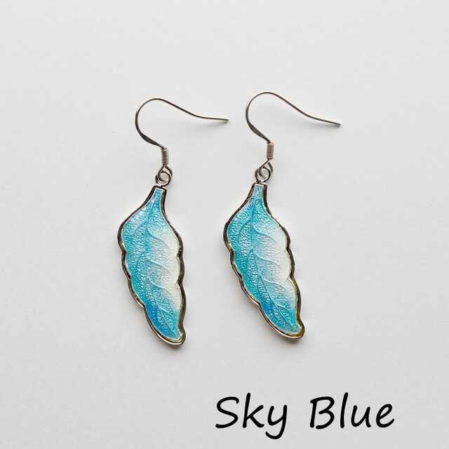 羽根 【Sky Blue】七宝焼イヤリング・ピアス 純銀胎七宝 | iichi 日々の暮らしを心地よくするハンドメイドやアンティークのマーケットプレイス